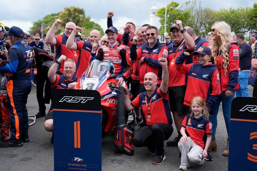 Dominant Dean Harrison delivers sensational Superbike TT victory - Eazi ...
