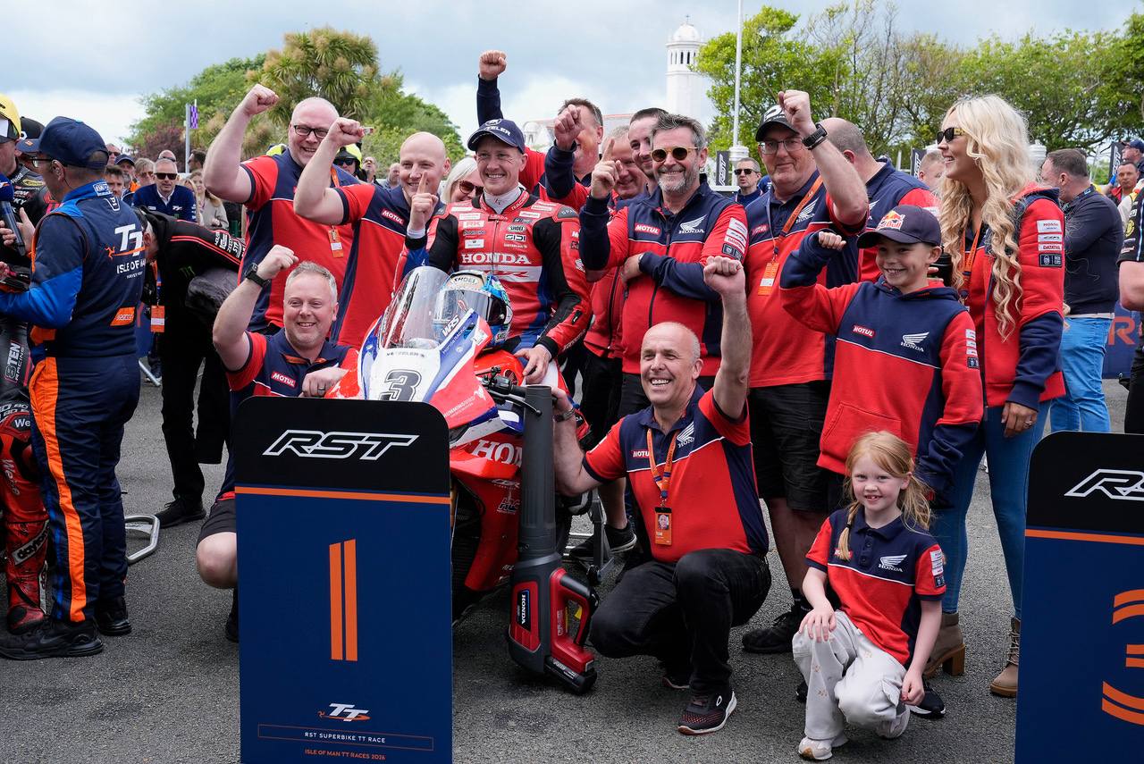 Dominant Dean Harrison delivers sensational Superbike TT victory - Eazi ...