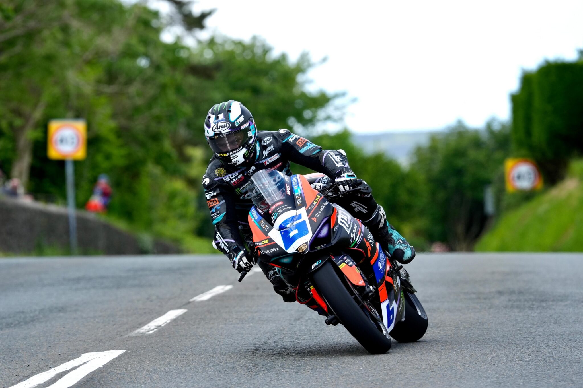 Michael Dunlop and Scars Racing win the first IOM TT Supersport Race ...
